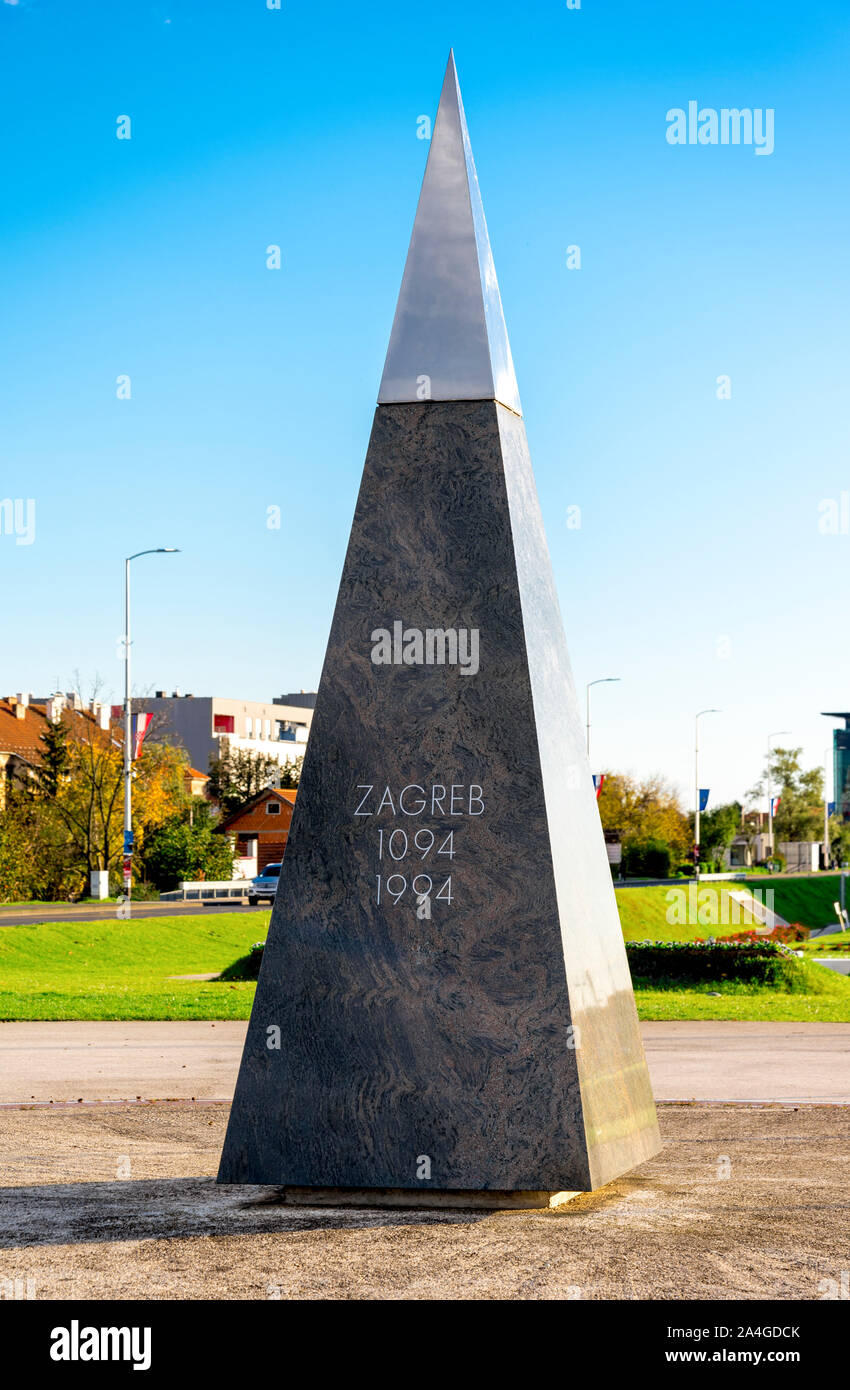 Large pyramid hi-res stock photography and images - Alamy