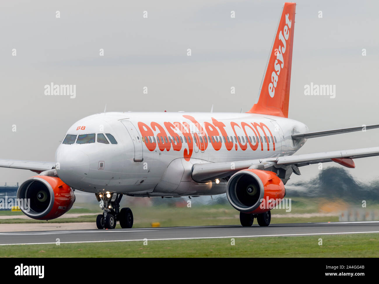 Manchester airport terminal departures hi-res stock photography and ...