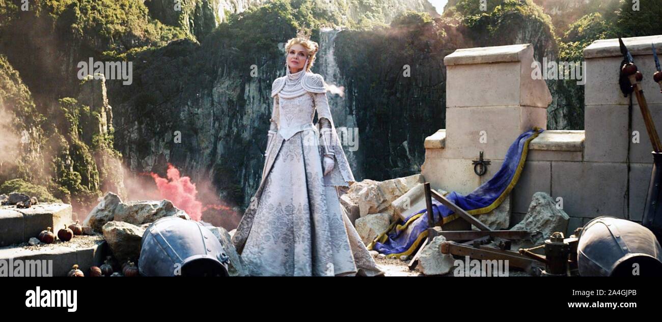 MALEFICENT: MISTRESS OF EVIL, Michelle Pfeiffer as Queen Ingrith, 2019 ...