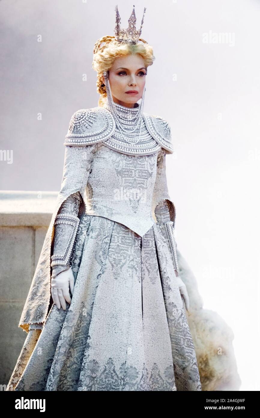MALEFICENT: MISTRESS OF EVIL, Michelle Pfeiffer as Queen Ingrith, 2019 ...