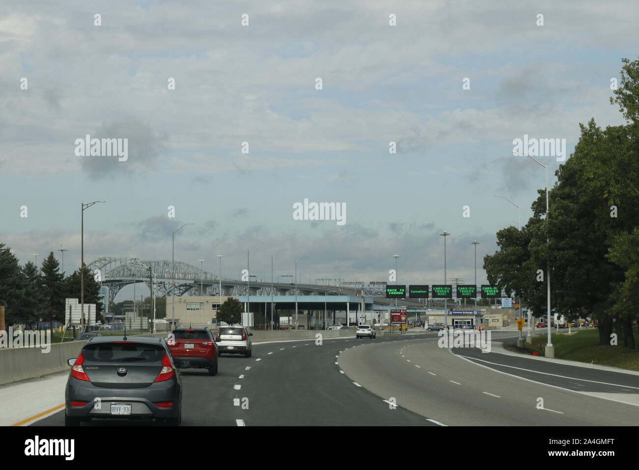 Cars crossing us canada border hi-res stock photography and images - Alamy