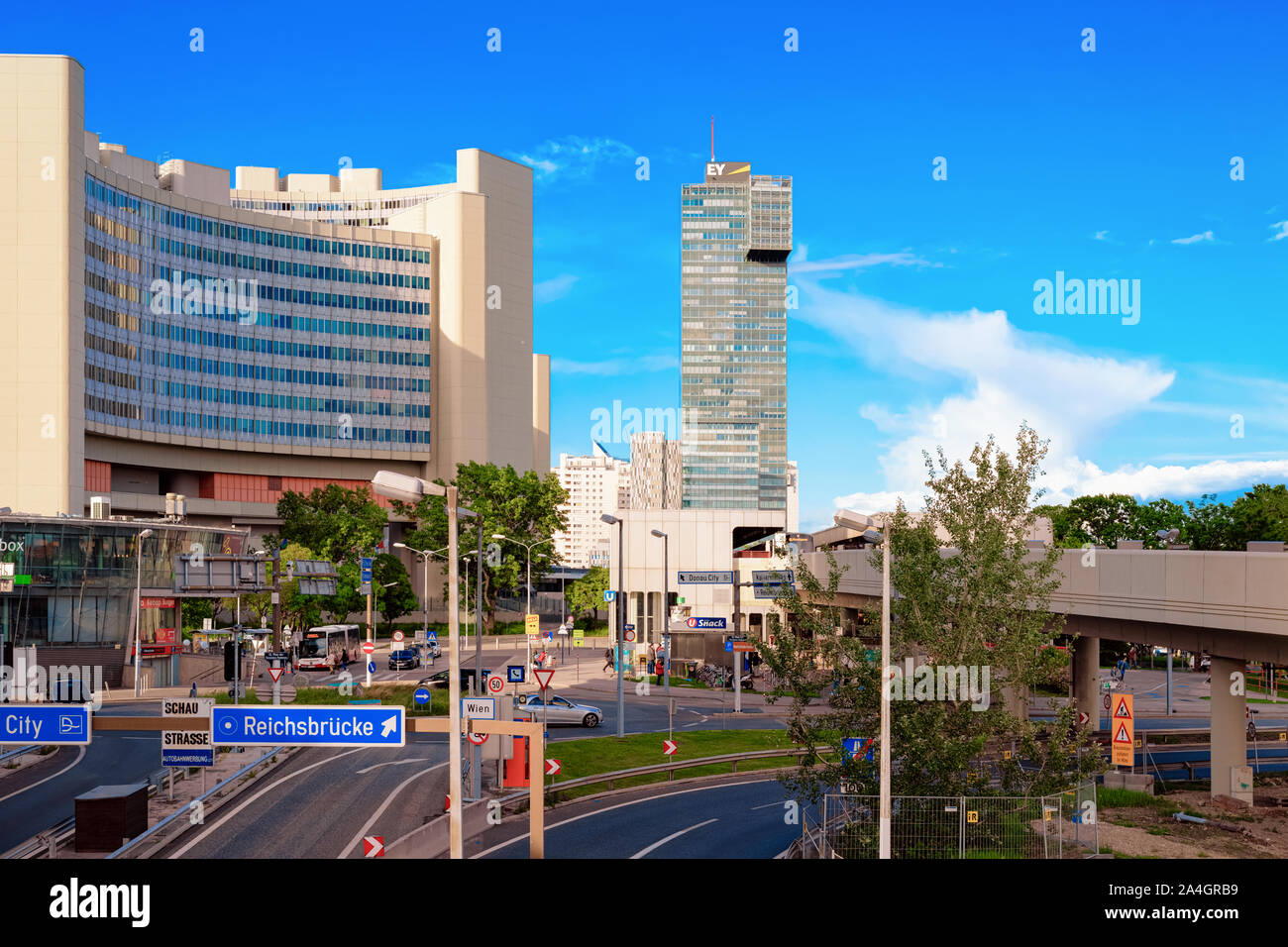 Ey office hi-res stock photography and images - Alamy