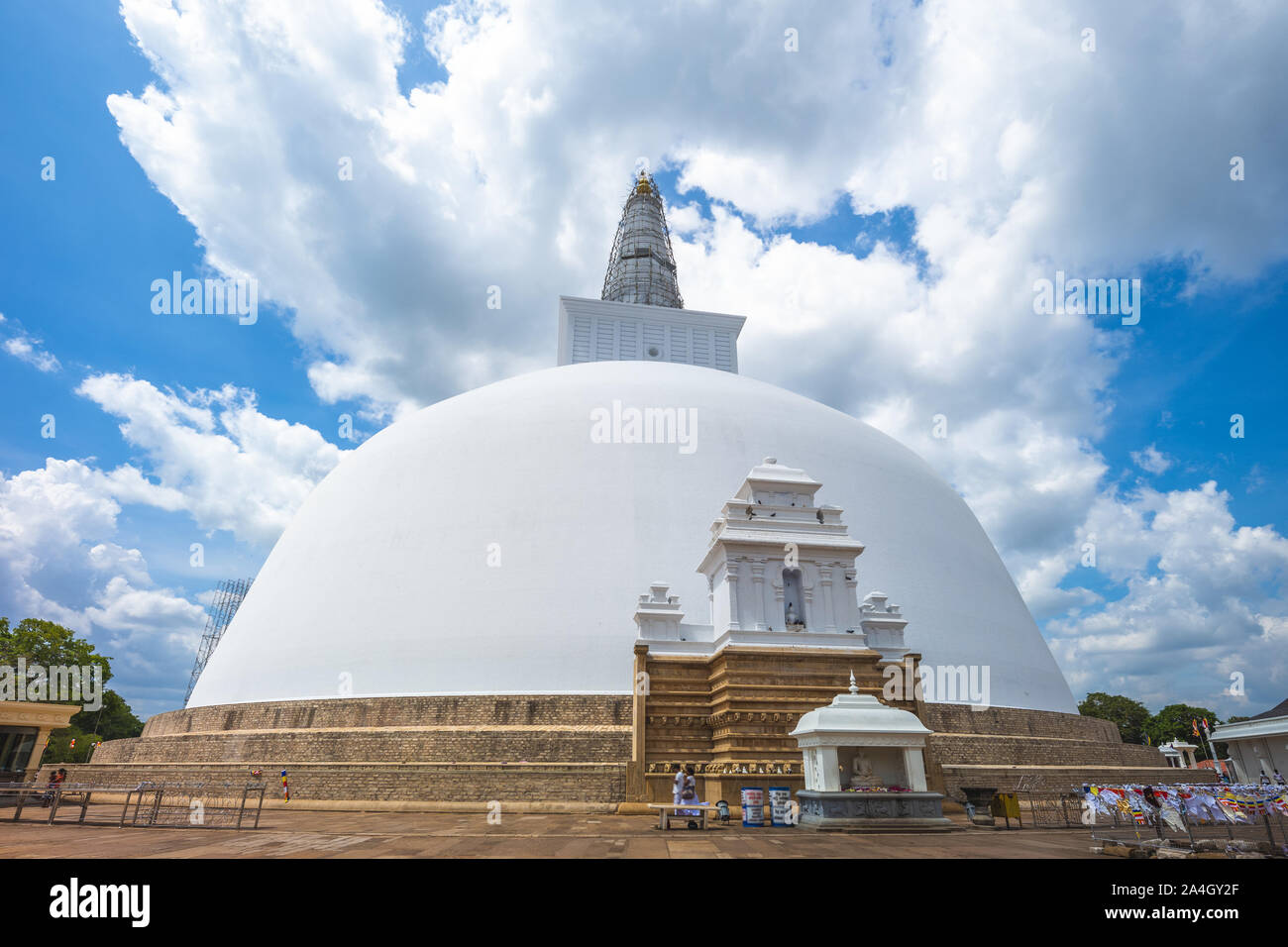 Ruwanwelisaya stupa at Anuradhapura , sri lanka Stock Photo - Alamy