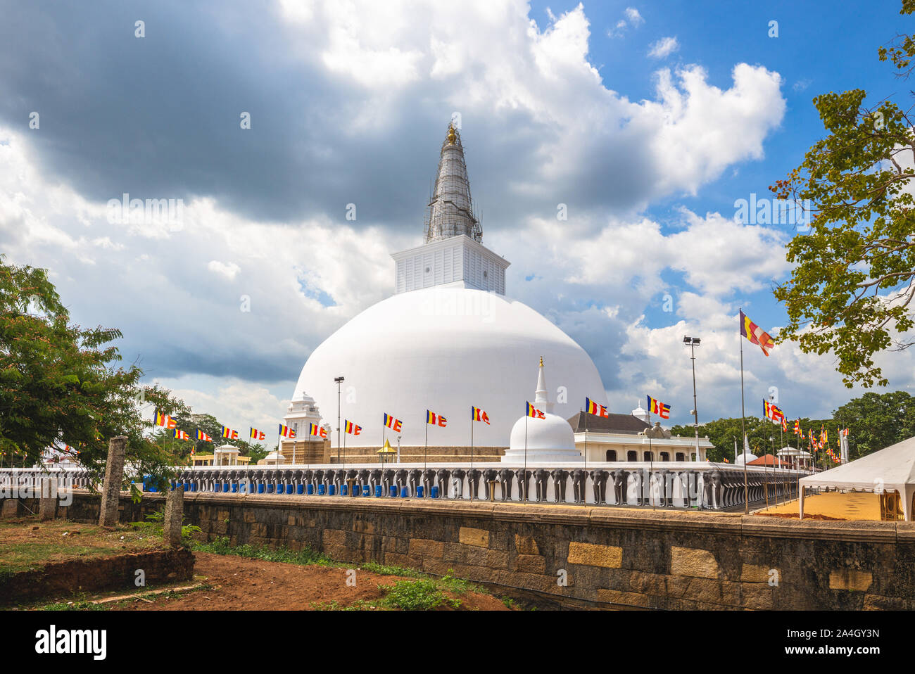 Ruwanwelisaya stupa at Anuradhapura , sri lanka Stock Photo - Alamy