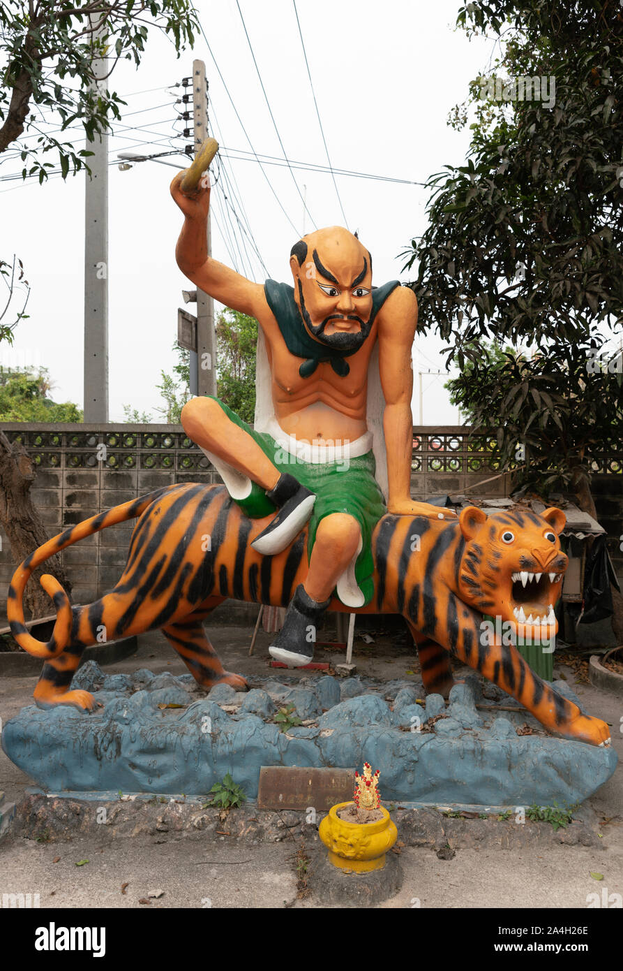 Silver tiger statue hi-res stock photography and images - Alamy