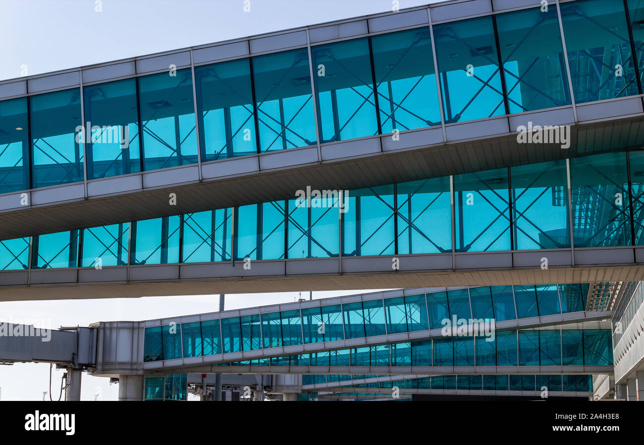 Passenger boarding bridge hi-res stock photography and images - Alamy