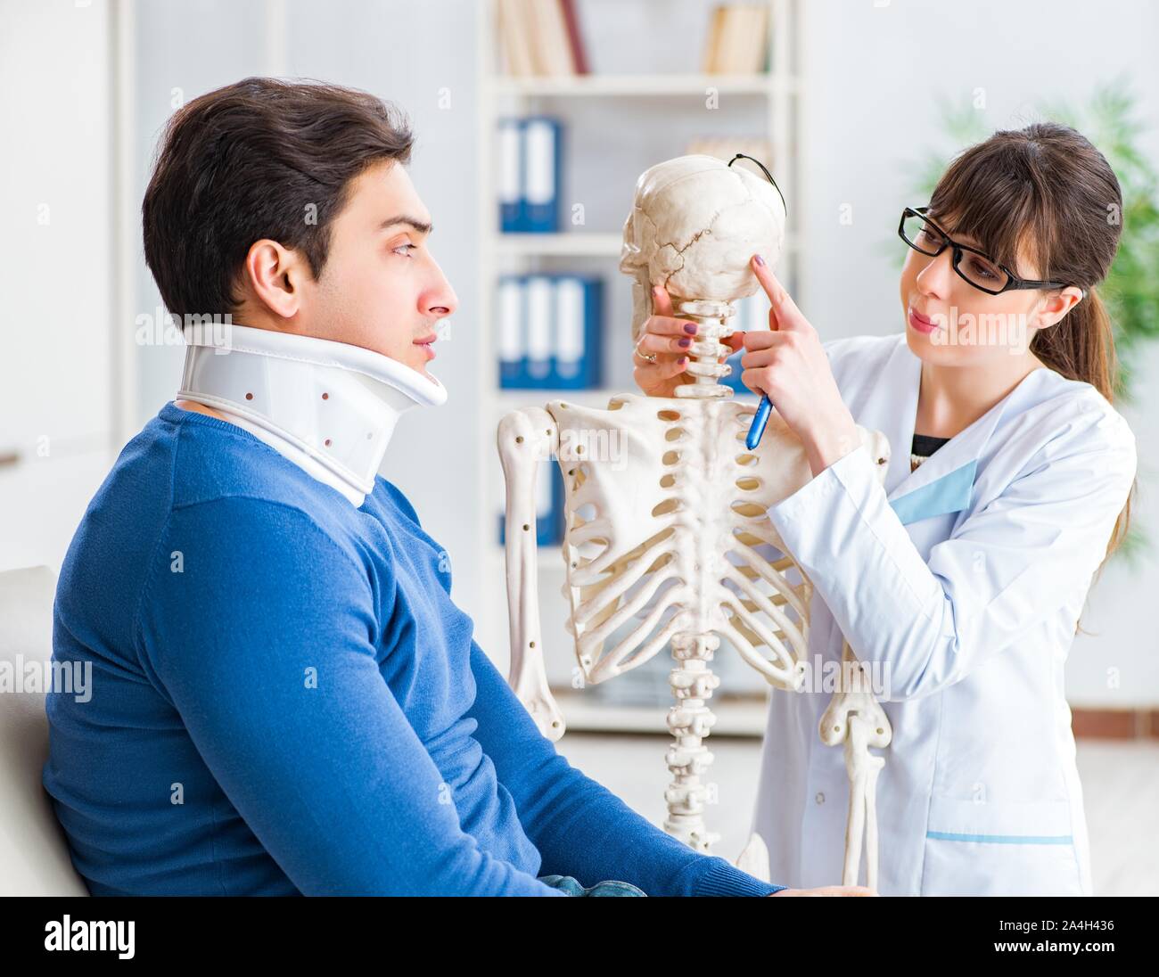 The doctor is explaining to patient with neck injury Stock Photo - Alamy