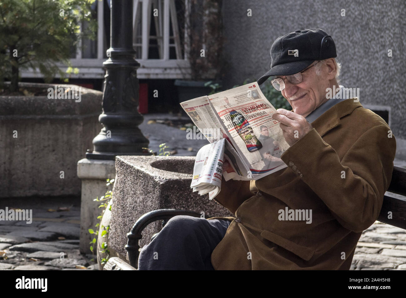 Old man reading a newspaper hi-res stock photography and images - Alamy