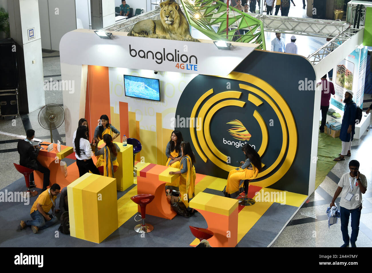 (191015) -- DHAKA, Oct. 15, 2019 (Xinhua) -- People visit the "Digital Device and Innovation ...