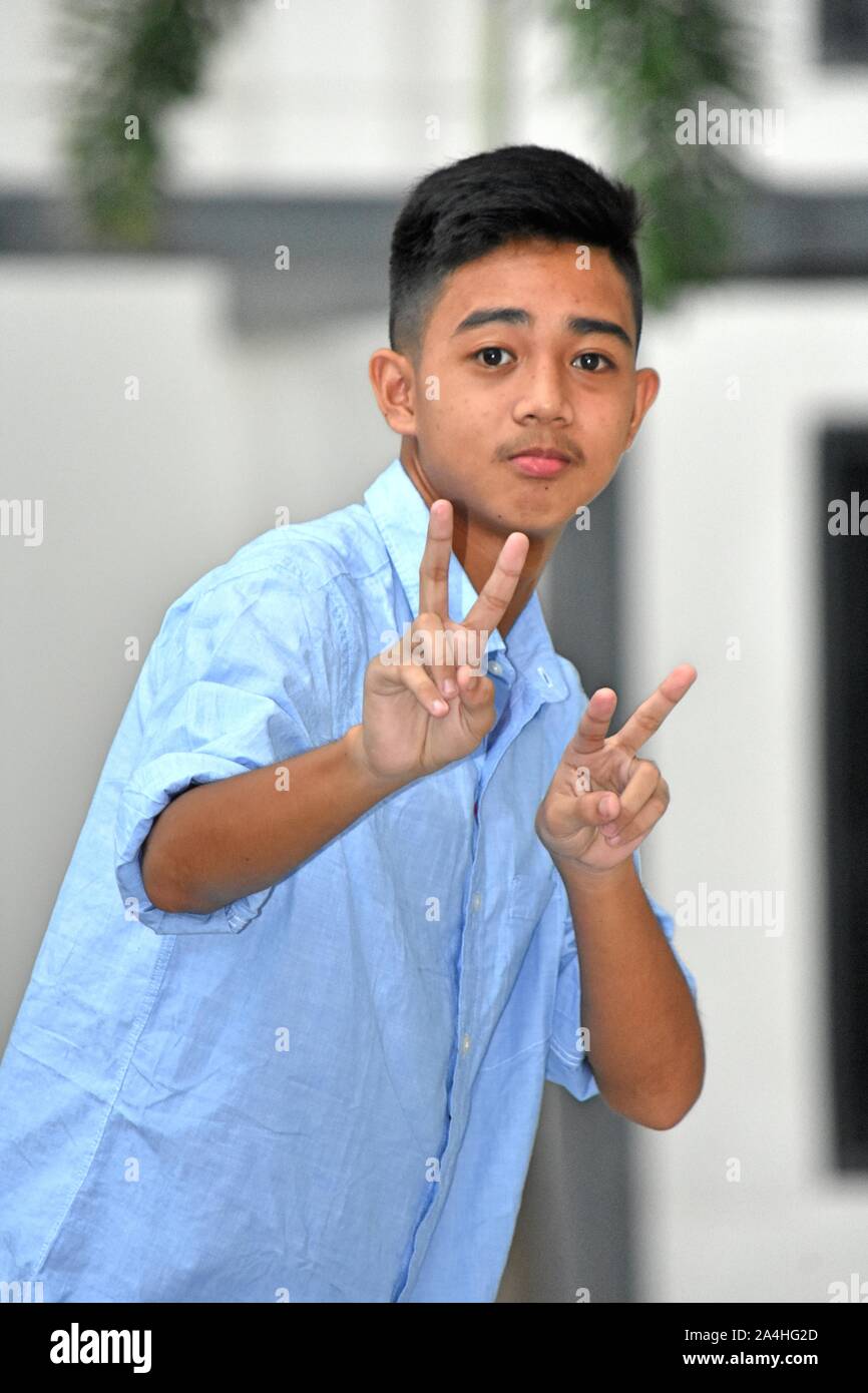 Boy with peace sign hi-res stock photography and images - Alamy