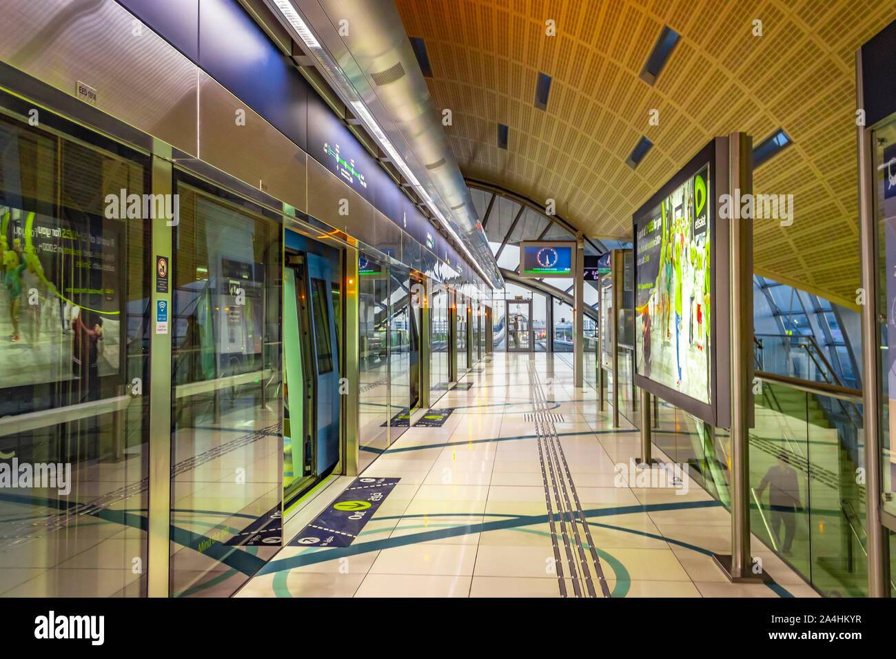 Dubai metro railway line station hi-res stock photography and images ...