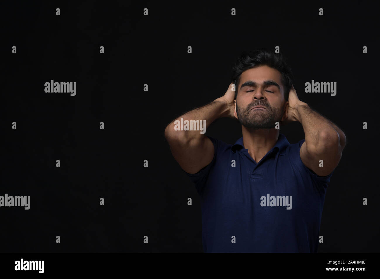 mid shot of an angry man holding his head Stock Photo - Alamy