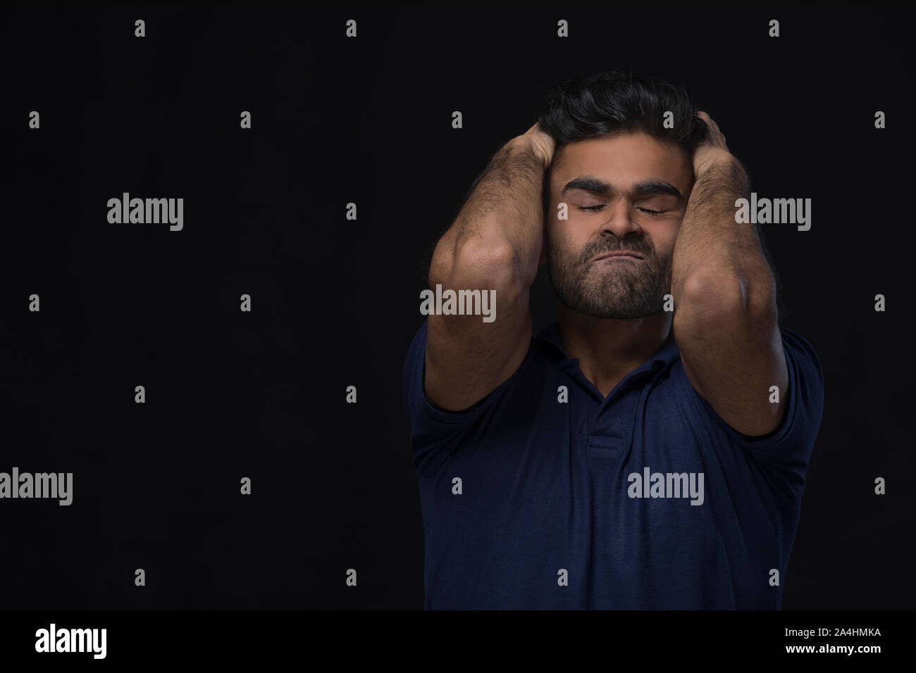 mid shot of an angry man holding his head Stock Photo - Alamy