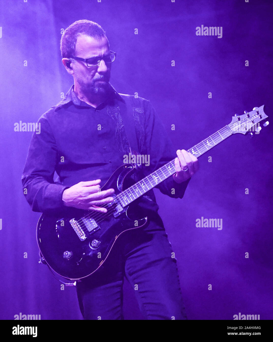 Guitar and backing vocals hi-res stock photography and images - Alamy