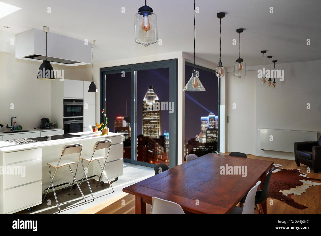 Loft setting hi-res stock photography and images - Alamy