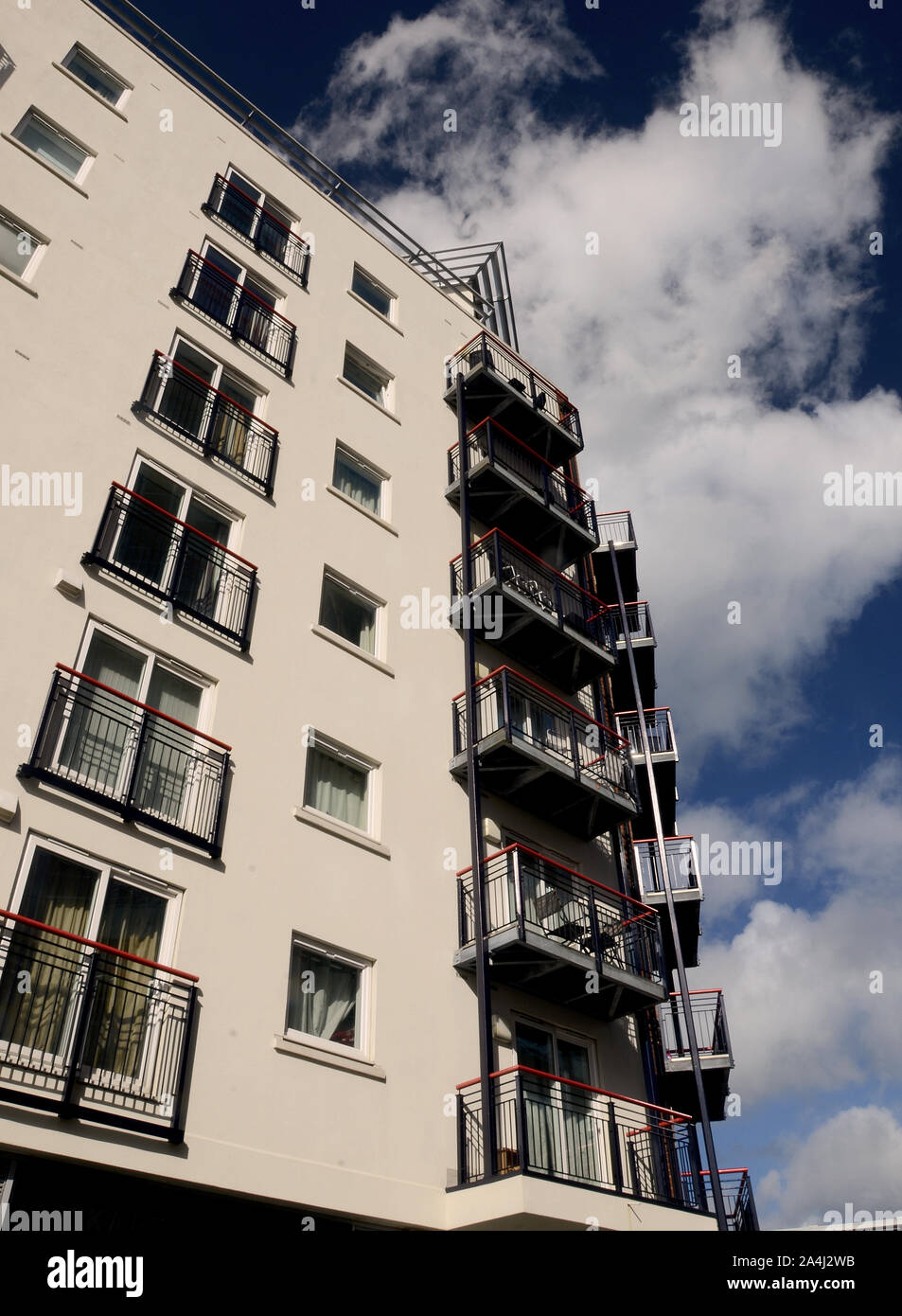 Modern high rise apartment hi-res stock photography and images - Alamy