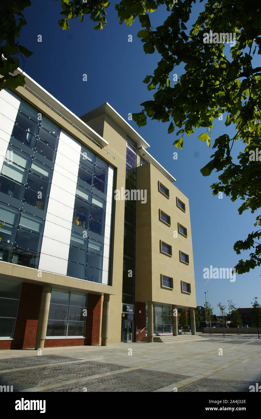 High rise tower block skyscraper hi-res stock photography and images ...