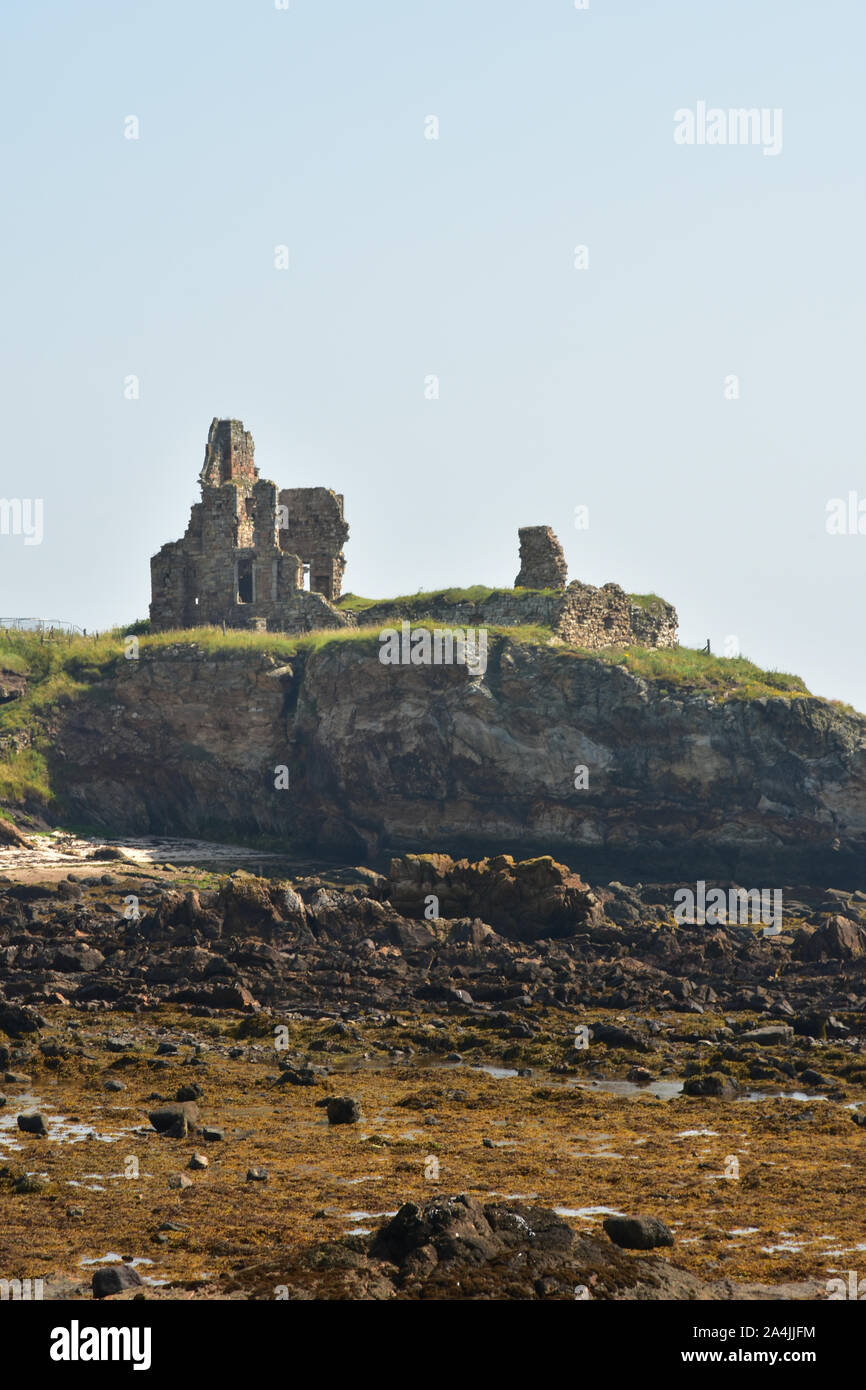 Newark castle scotland hi-res stock photography and images - Alamy