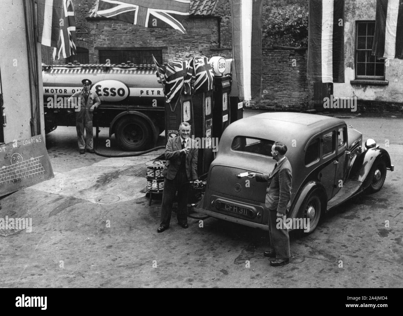 1950s petrol station hi-res stock photography and images - Alamy