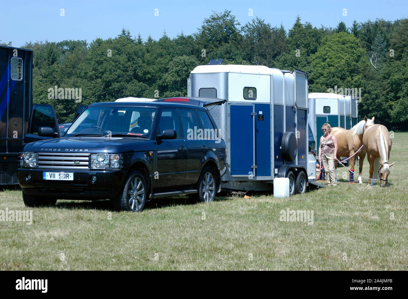 Range Rover with horse box at 2006 New Forest Show Stock Photo - Alamy