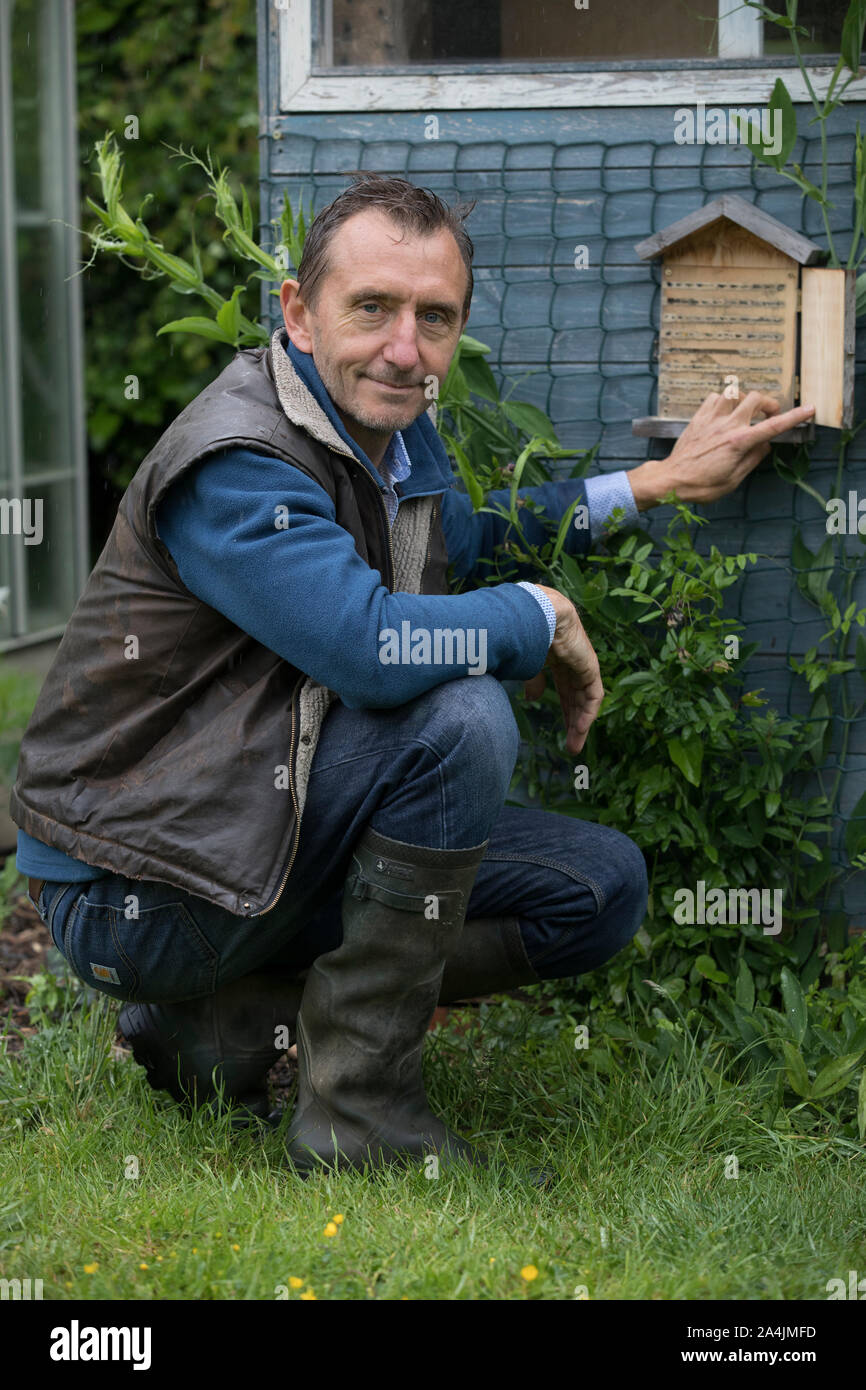 Dave Goulson, Professor of Biology. Specializing in the ecology and ...