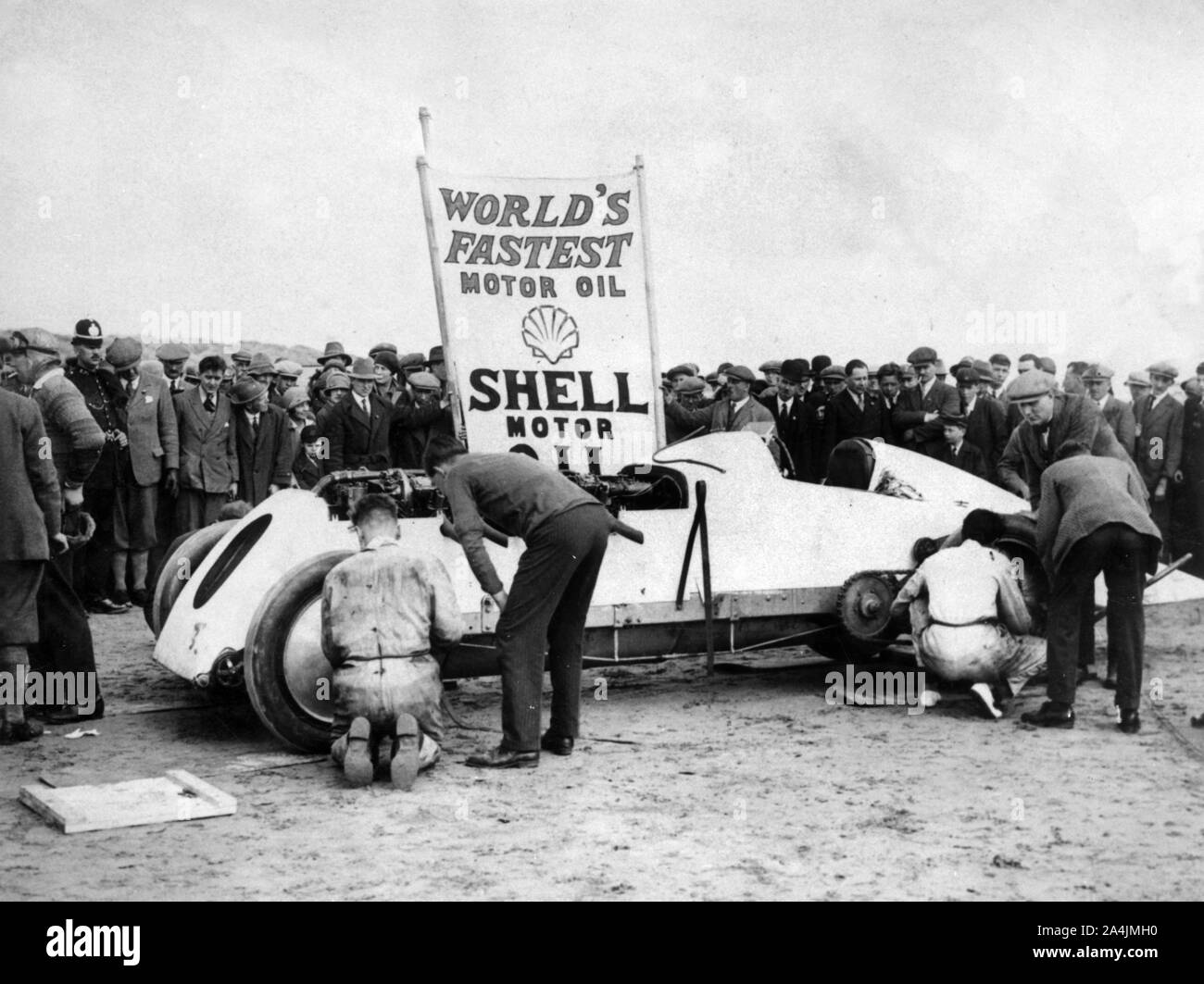 BABS with Parry Thomas, having wheel changed at Pendine sands 1926 ...