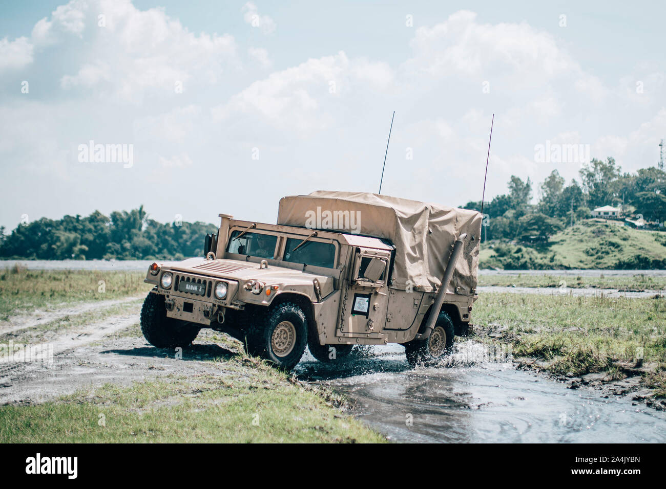 U.S. Marines with Alpha Battery, Battalion Landing Team 3/5, 11th ...