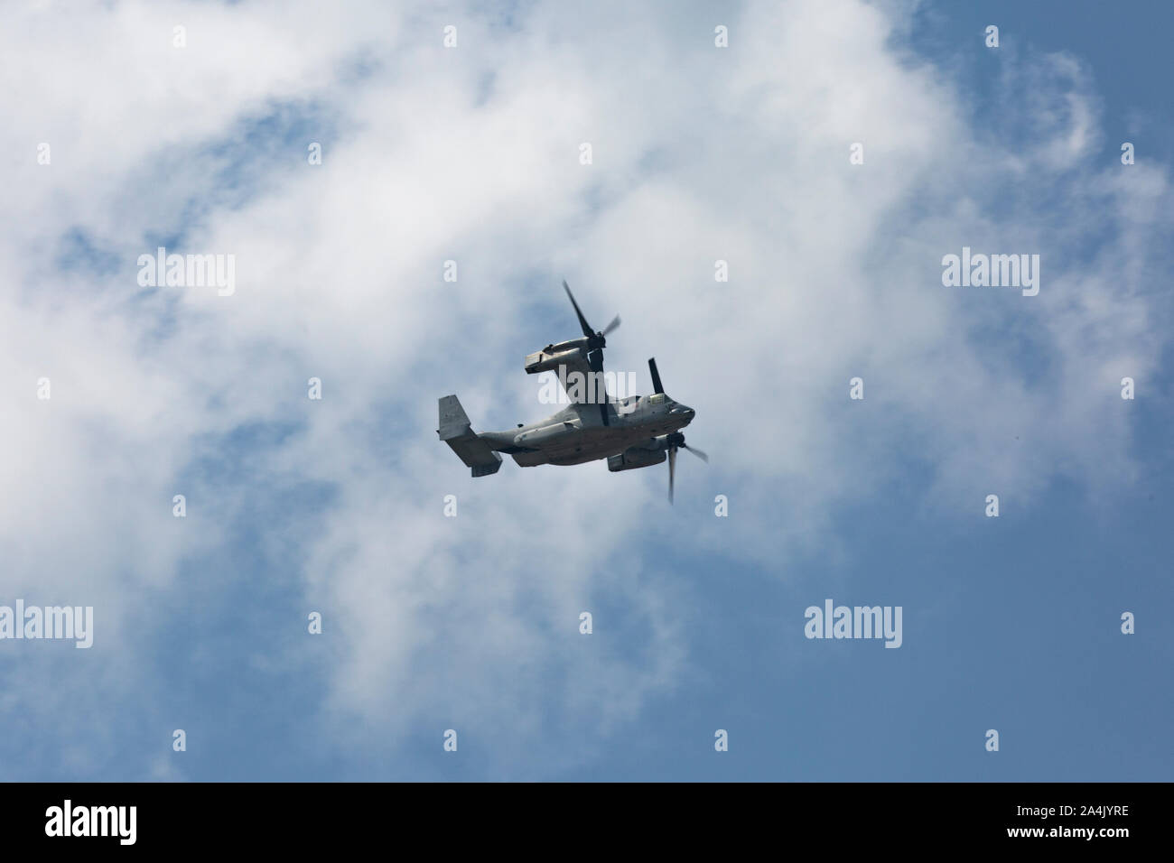 An MV-22B Osprey with Marine Medium Tiltrotor Squadron (VMM) 262 flies ...