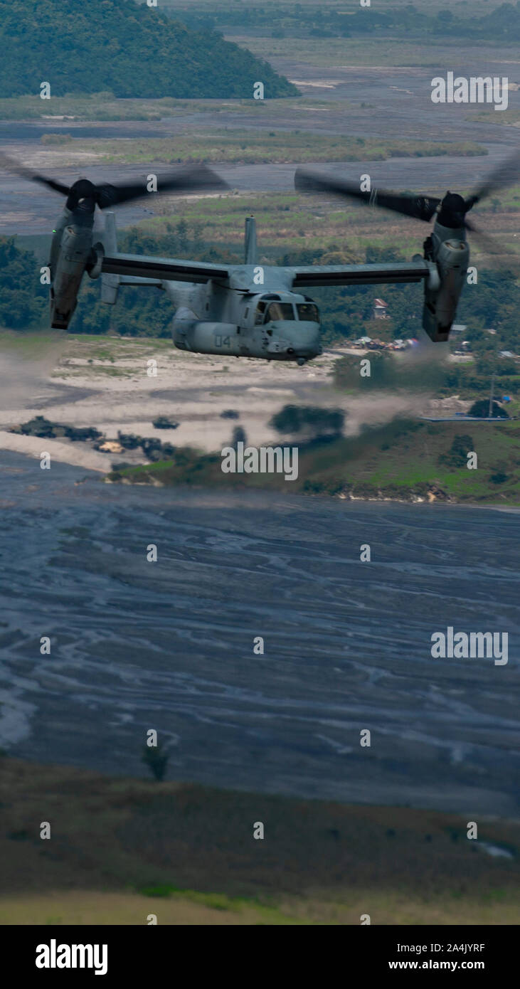An MV-22B Osprey with Marine Medium Tiltrotor Squadron (VMM) 262 flies ...