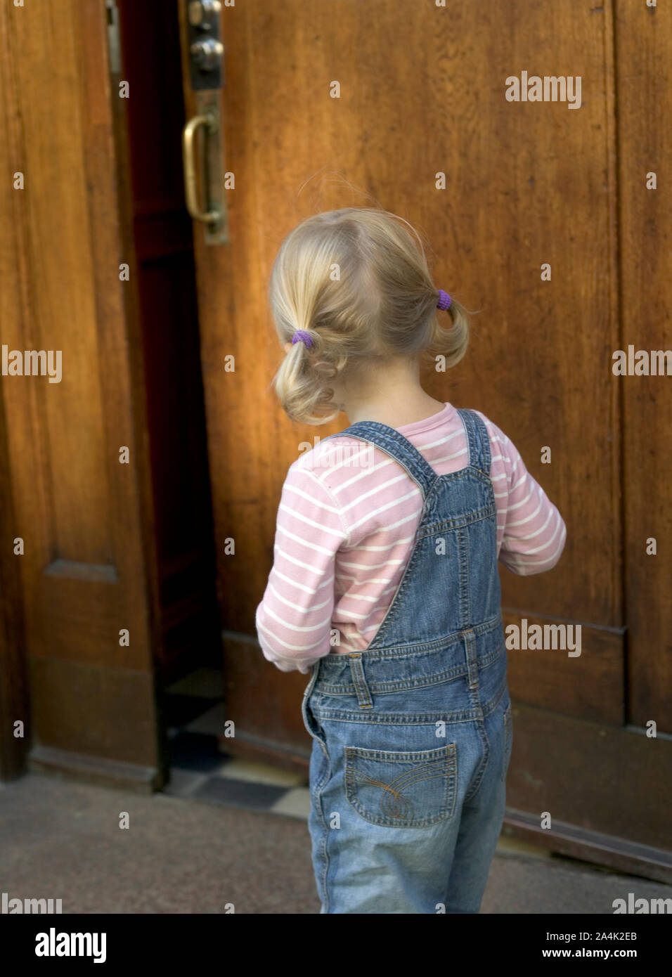 Open door - watching - peeping - secret Stock Photo - Alamy