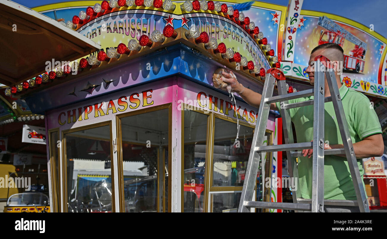 Cashiers office hi-res stock photography and images - Alamy