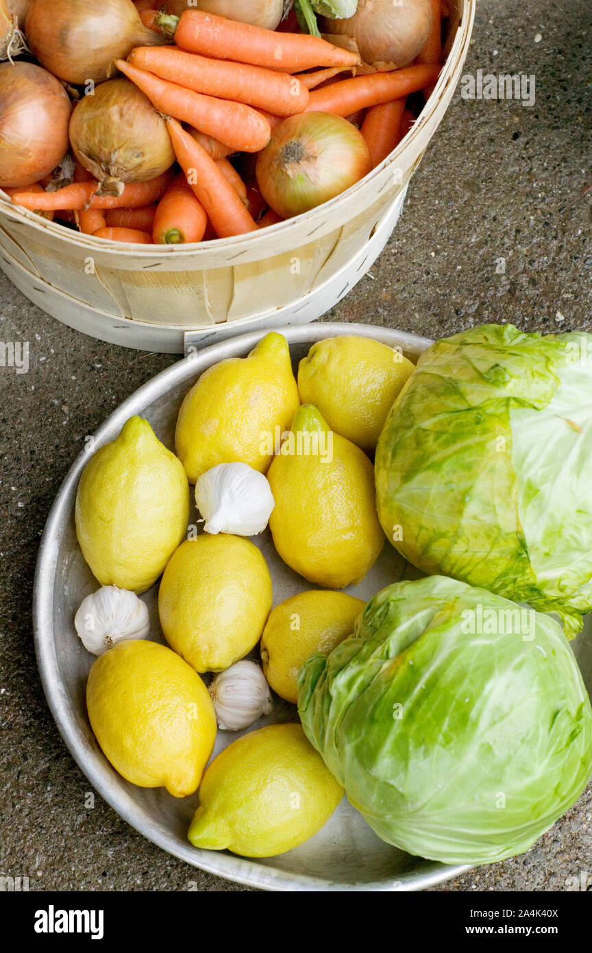 Fruits vegetables in bowls hi-res stock photography and images - Alamy