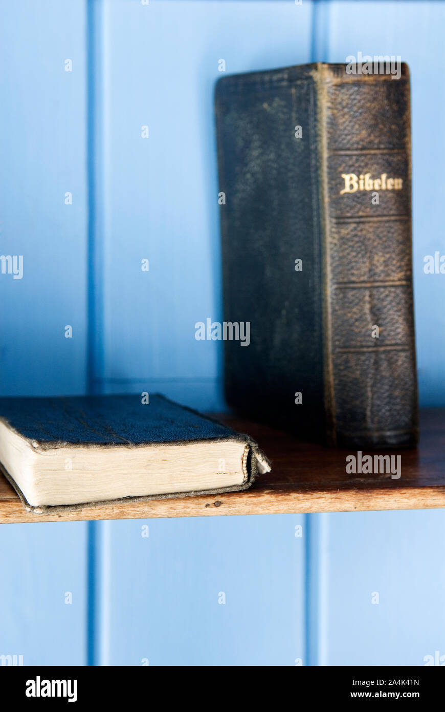 Bible on shelf Stock Photo - Alamy