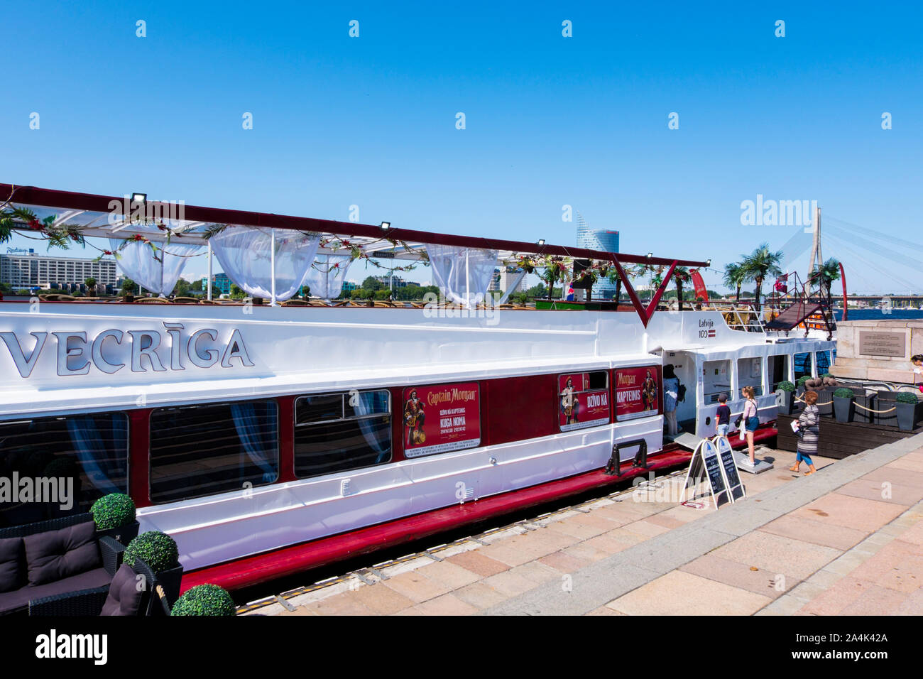 Riverside wharf hi-res stock photography and images - Alamy