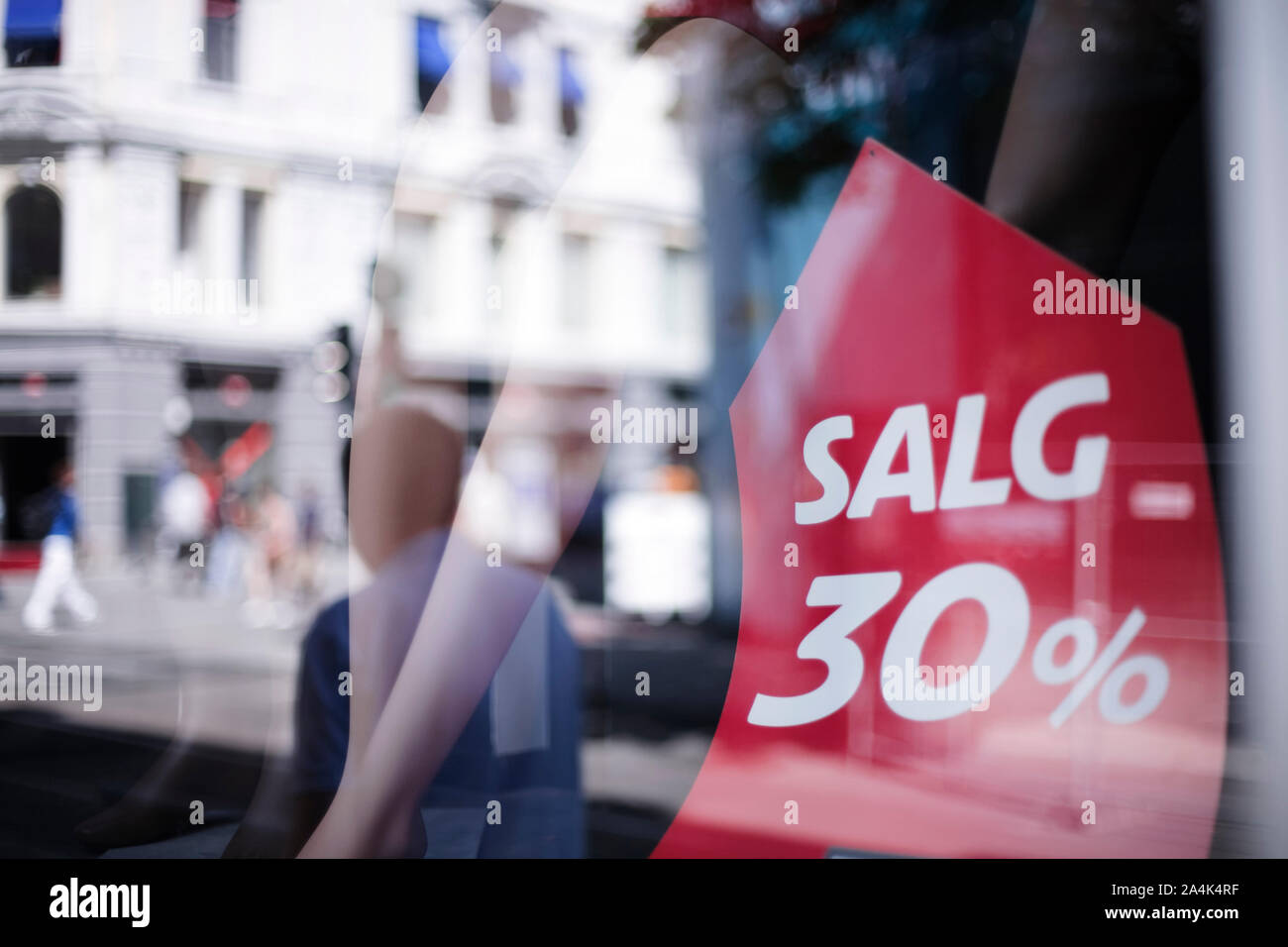 Sales sign in shop window Stock Photo - Alamy