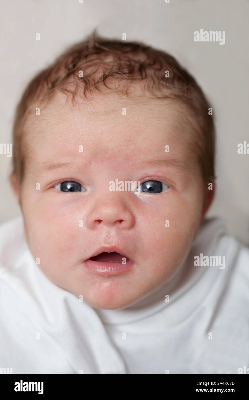 Portrait of newly born baby girl Stock Photo - Alamy