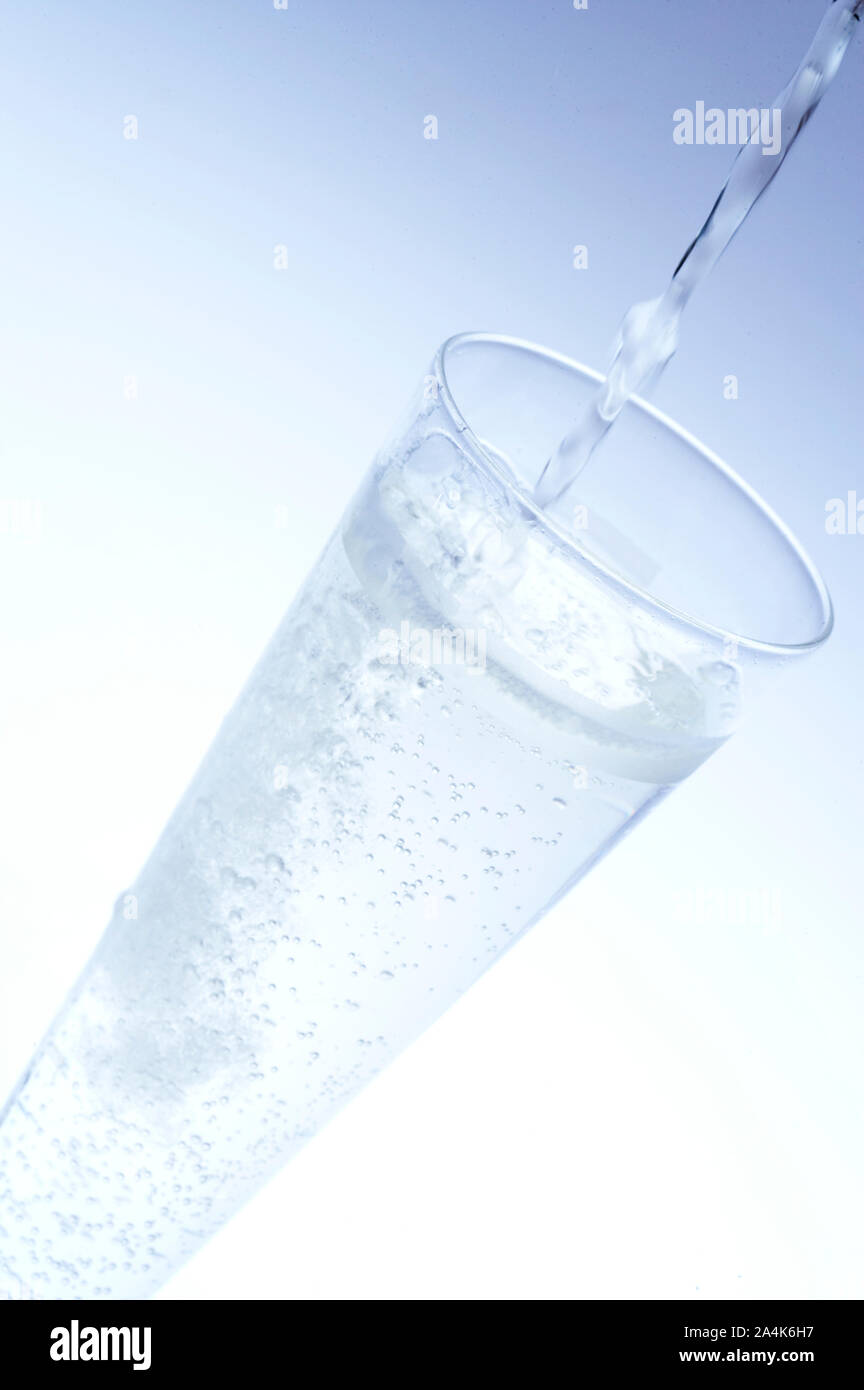 Pour/pouring sparkling water Stock Photo - Alamy