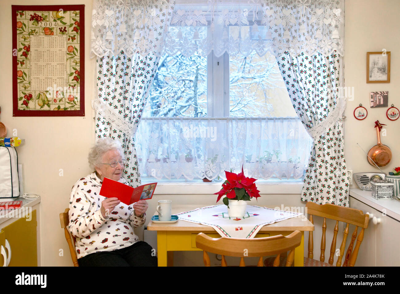 Reading christmas cards hi-res stock photography and images - Alamy