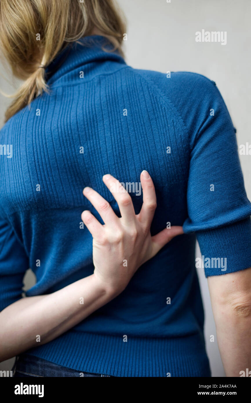 Itch. Insect bite. Woman scratching her back Stock Photo - Alamy