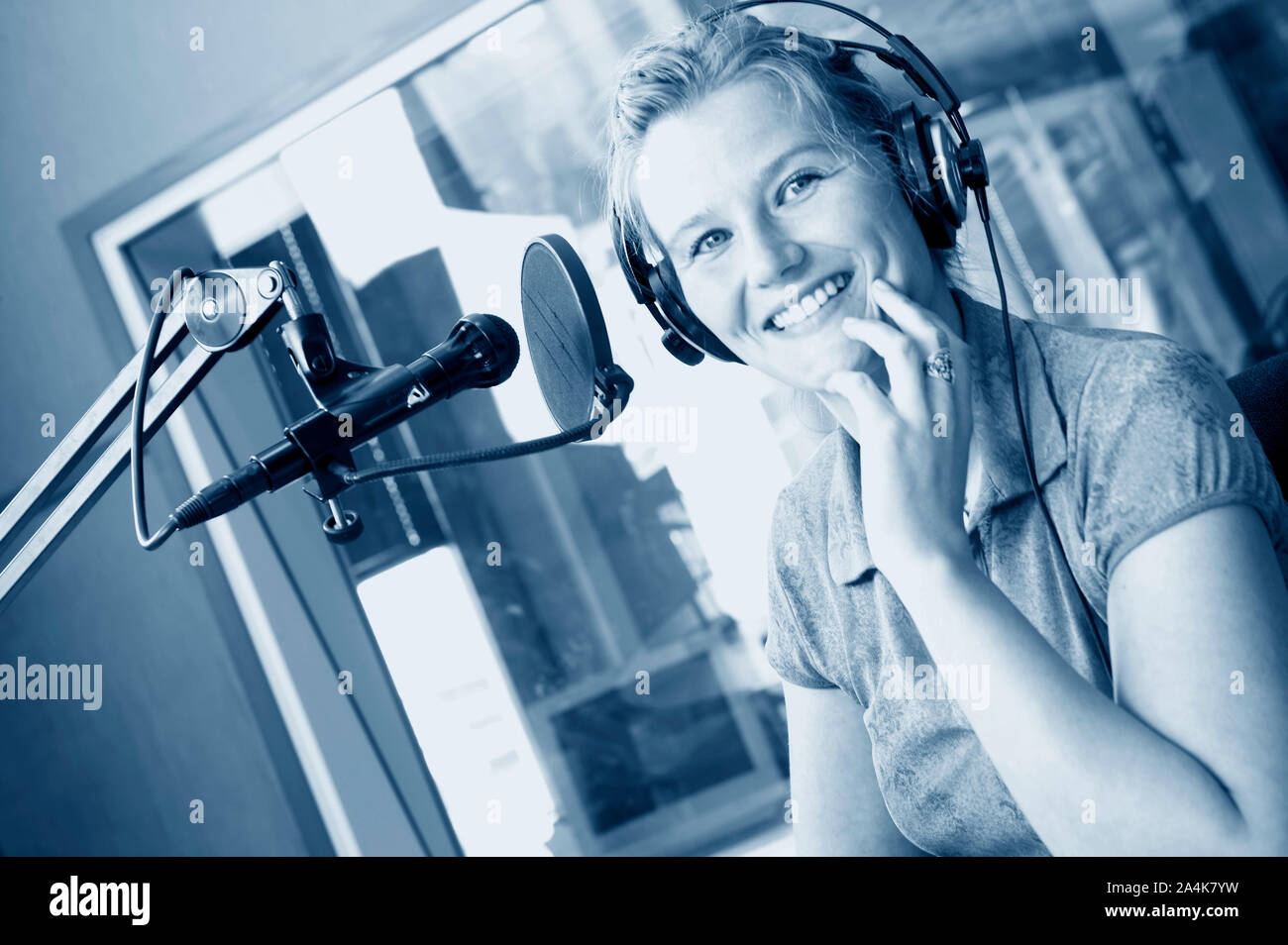 Women in radio hi-res stock photography and images - Alamy