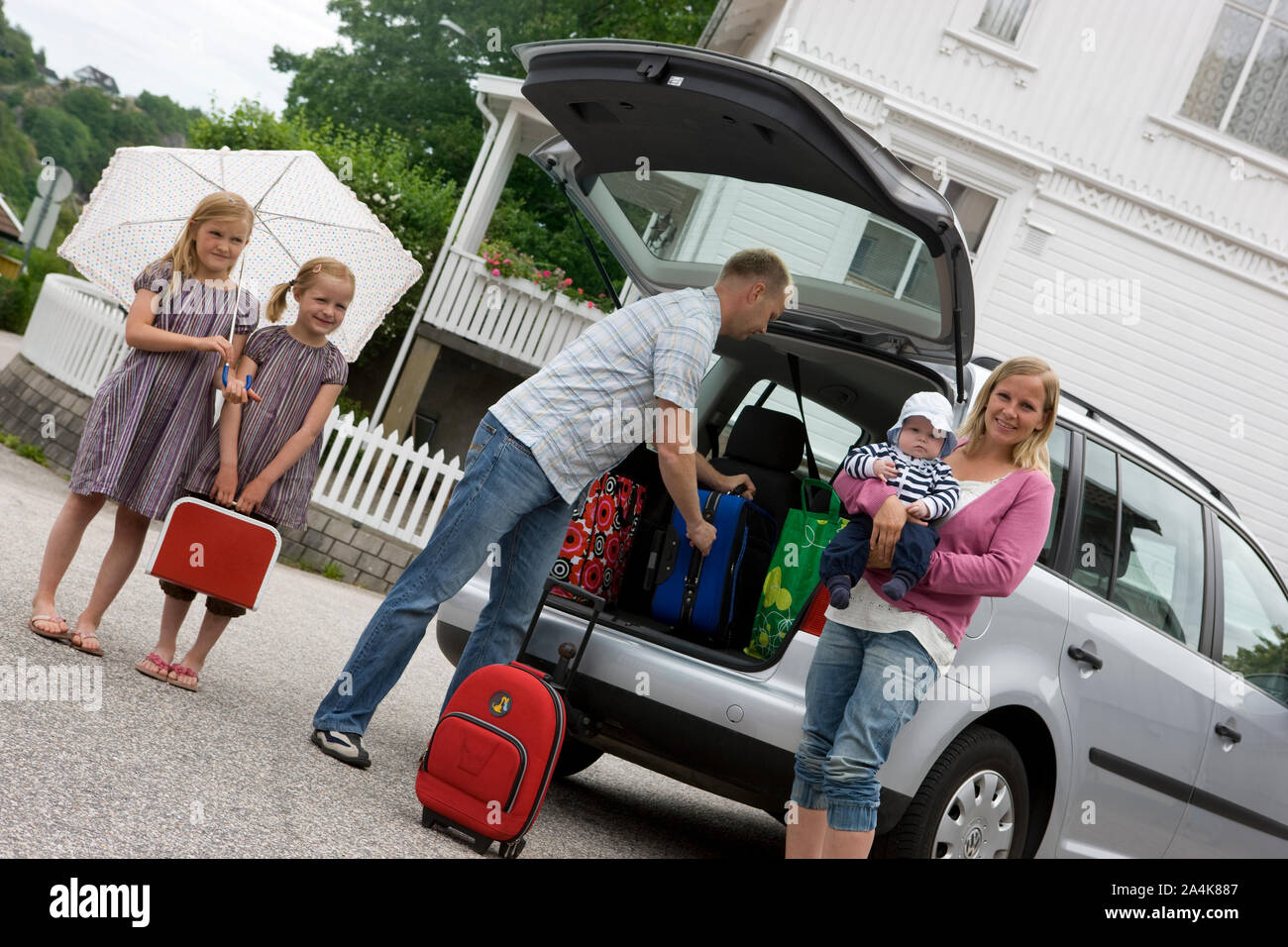 Packing suitcases car hi-res stock photography and images - Alamy