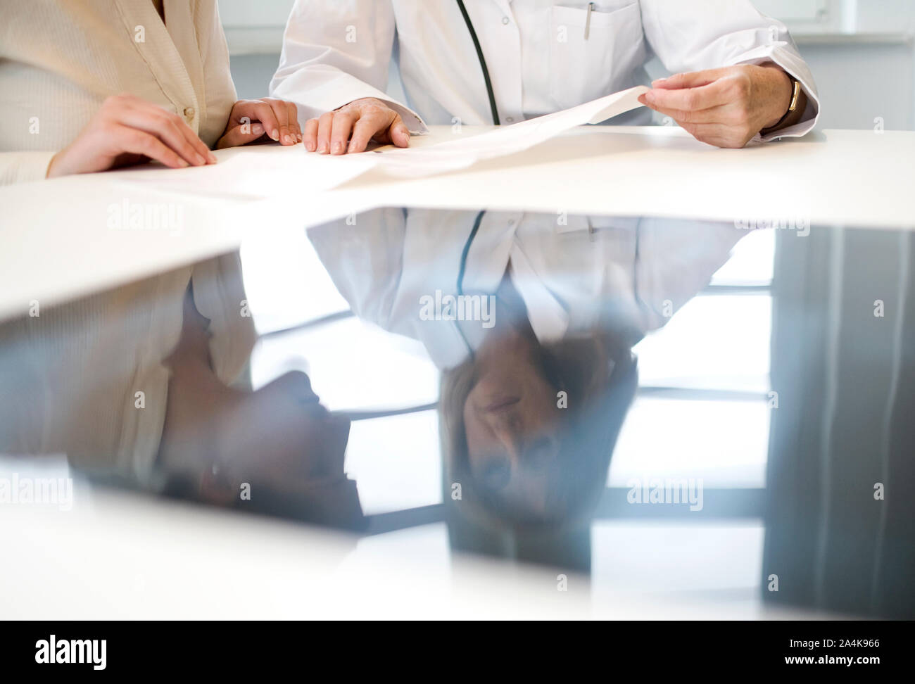 Doctors office hours Stock Photo - Alamy