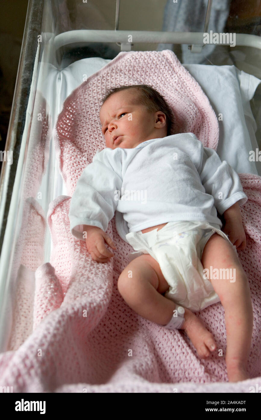 Girls navel belly button hi-res stock photography and images - Alamy