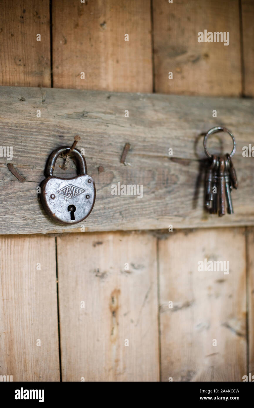 Old lock and keys on wooden wall Stock Photo - Alamy