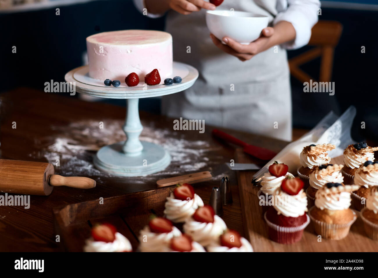 confectioner learning to designing cake, process of cooking ...