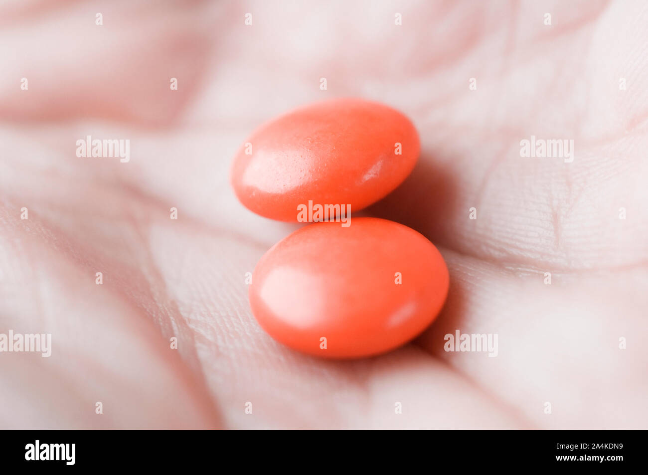 2 hands 2 pills hi-res stock photography and images - Alamy