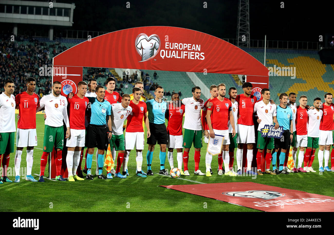 The two teams line up for a photograph ahead of kick-off Stock Photo ...