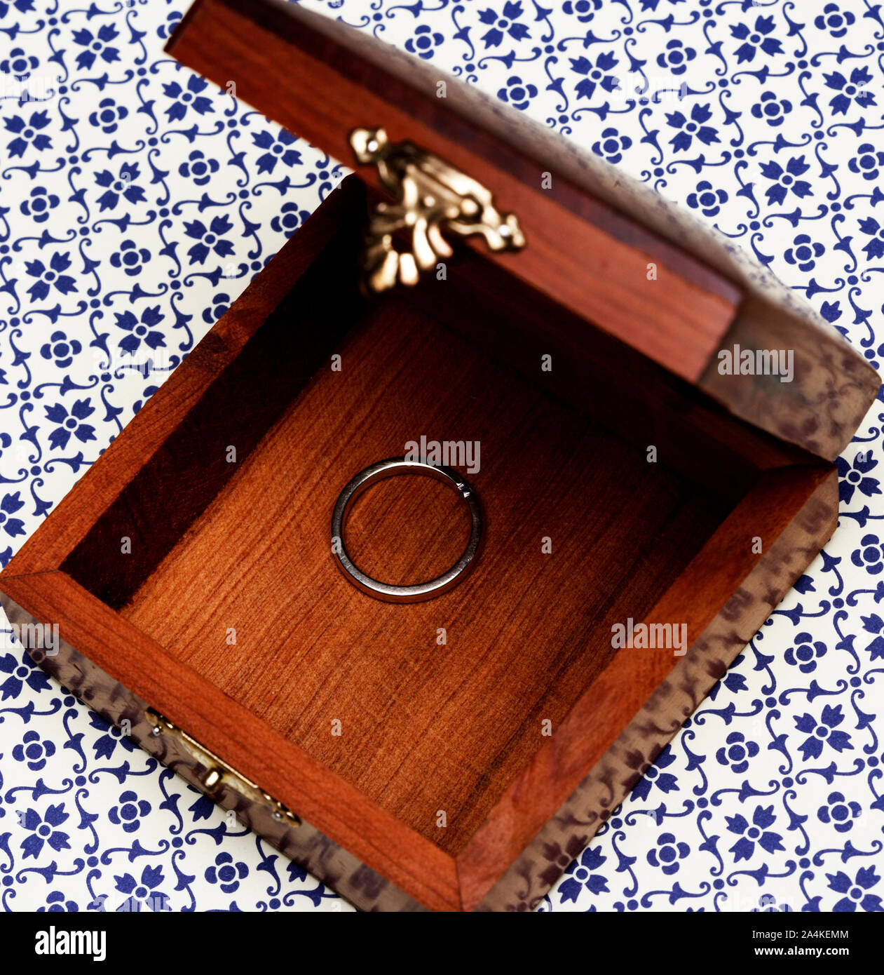 Boxes ring hi-res stock photography and images - Alamy
