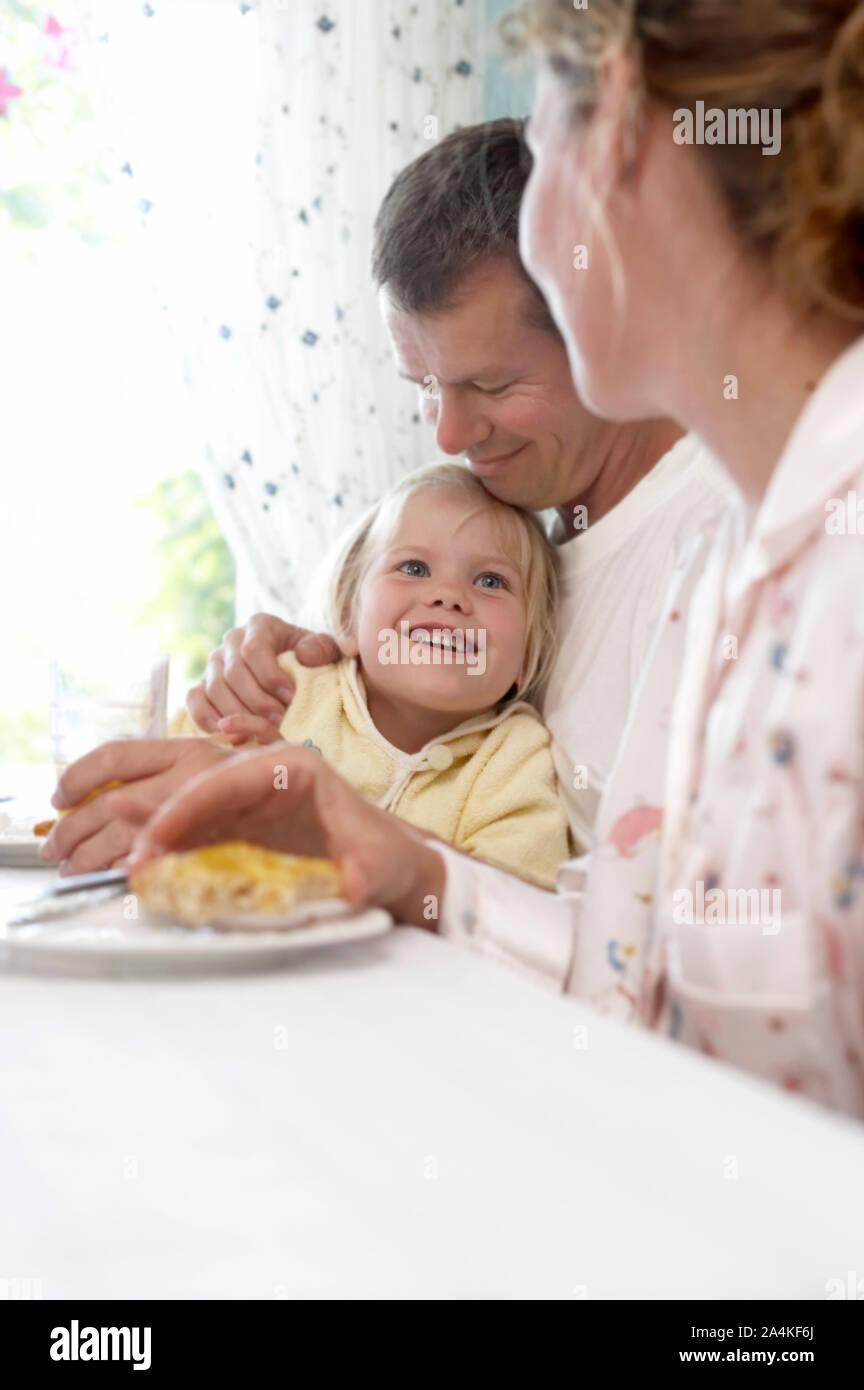 Nuclear family eating hi-res stock photography and images - Alamy