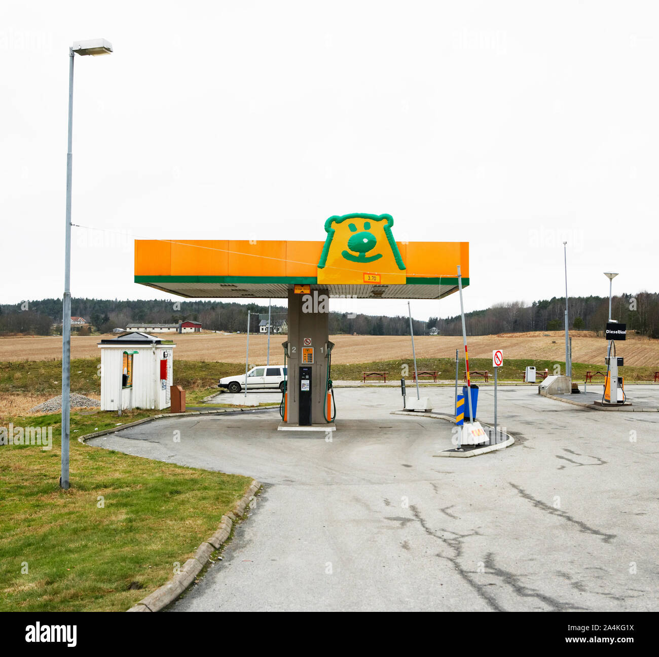 Empty fuel stations hi-res stock photography and images - Alamy